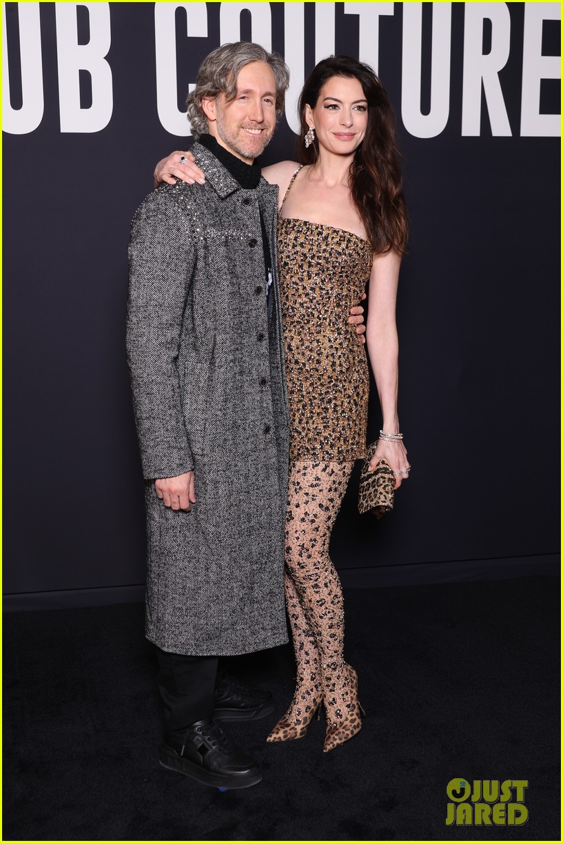 Anne Hathaway Stuns in Head To Toe Leopard Print For Valentino Show in ...