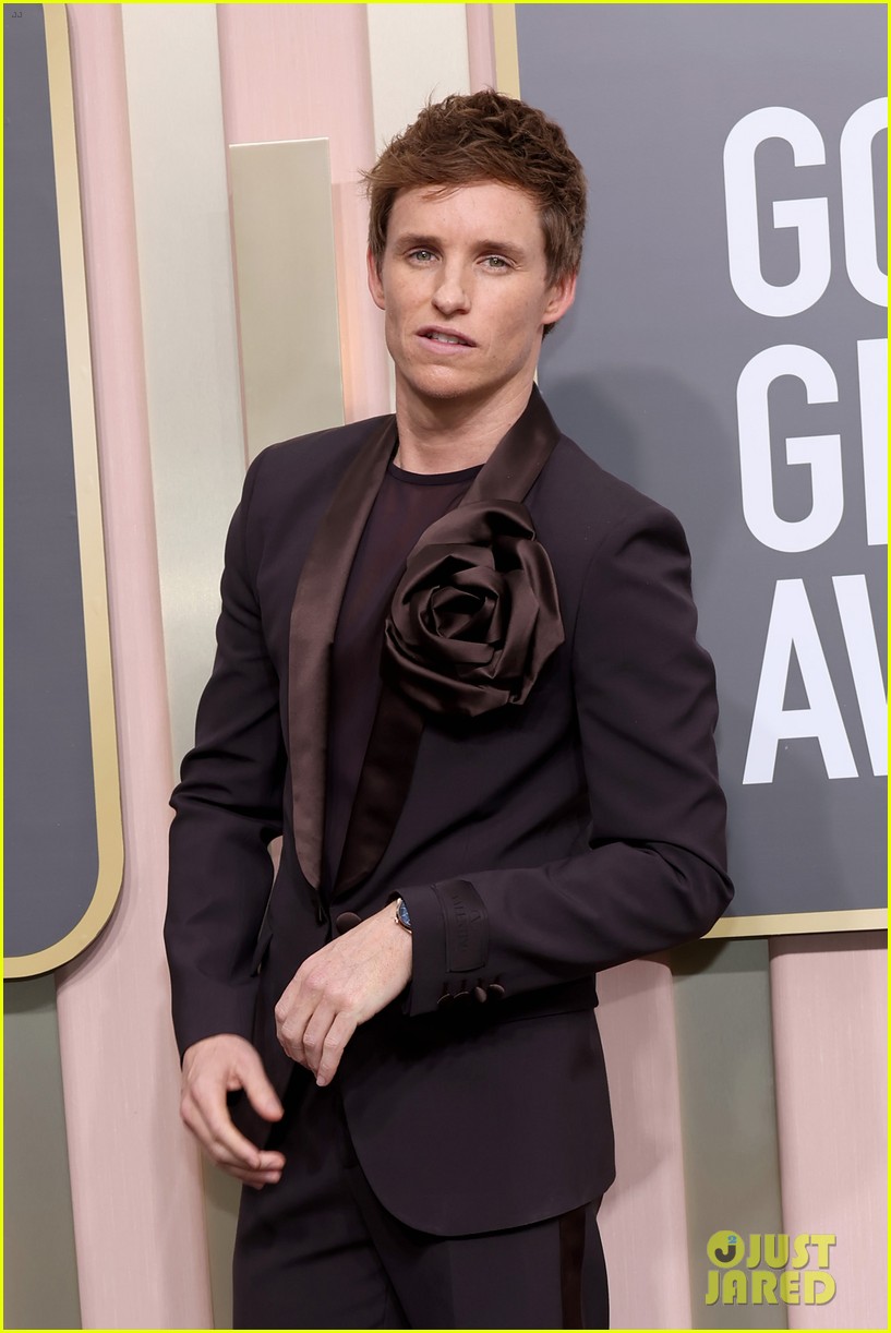 Eddie Redmayne Updates His Golden Globes 2023 Tuxedo with a Large Lapel ...