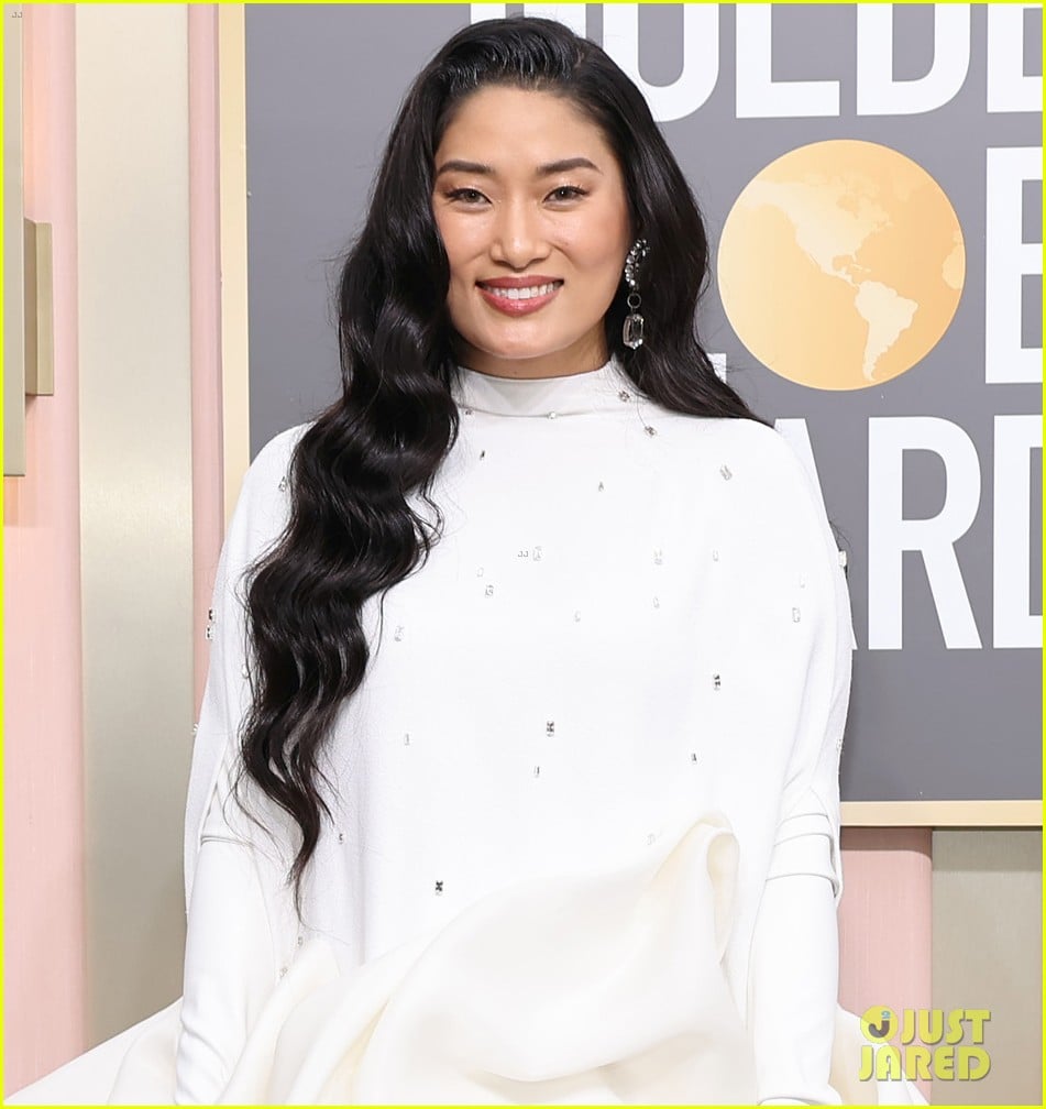 Chloe Flowers Walks the Golden Globes 2023 Red Carpet Ahead of Her Performance: Photo 4879650 ...