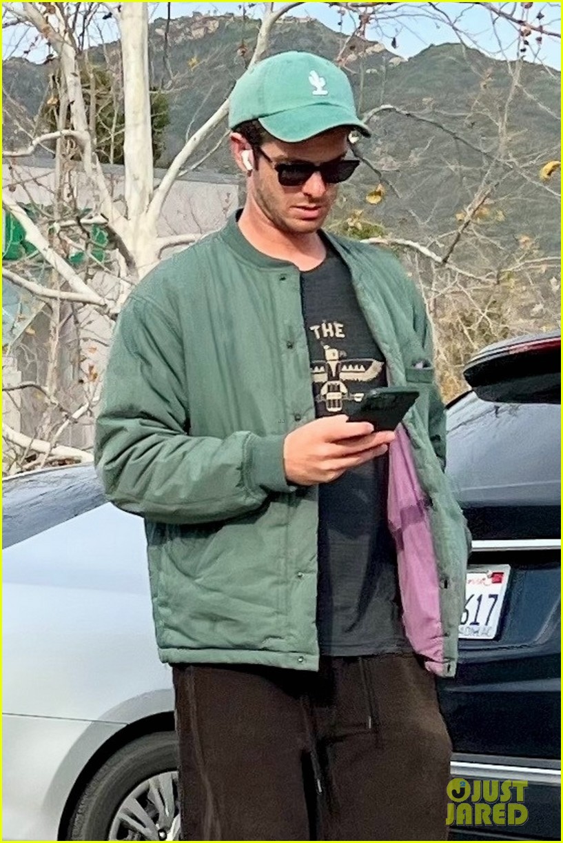 Andrew Garfield Stops by Whole Foods in Malibu: Photo 4881393 | Andrew ...