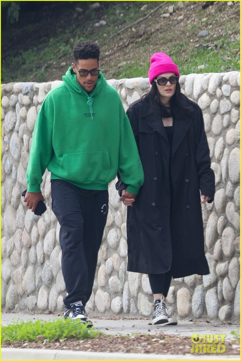 Pregnant Jessie J & Boyfriend Chanan Colman Hold Hands While On A ...