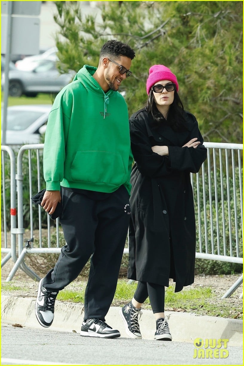 Pregnant Jessie J & Boyfriend Chanan Colman Hold Hands While On A ...