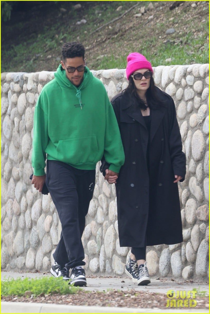 Pregnant Jessie J & Boyfriend Chanan Colman Hold Hands While On A ...