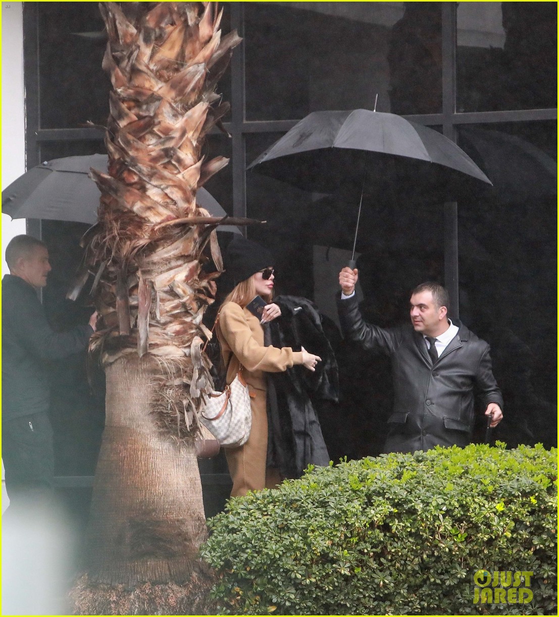 Khloe Kardashian Lands Back in LA With Sister Kim Following Tristan ...