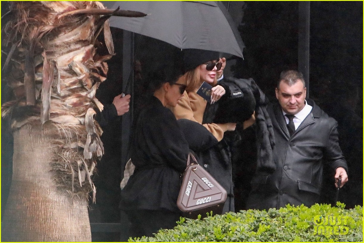 Khloe Kardashian Lands Back in LA With Sister Kim Following Tristan ...