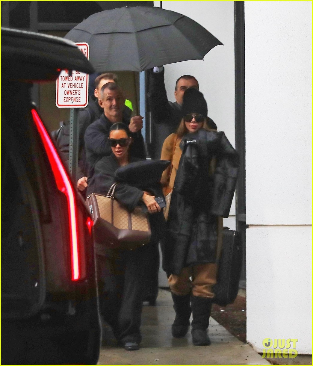 Khloe Kardashian Lands Back in LA With Sister Kim Following Tristan ...