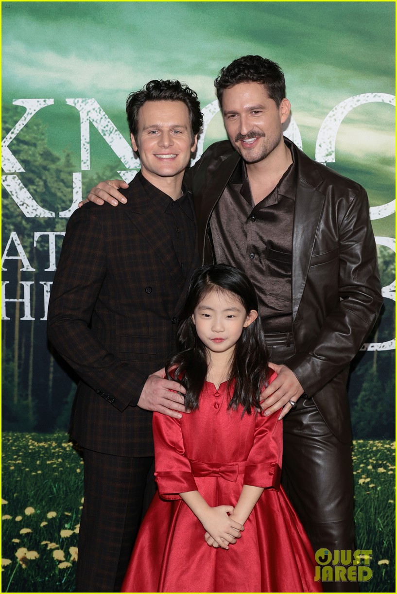 Jonathan Groff, Ben Aldridge, & On-Screen Daughter Kristen Cui Pose for ...