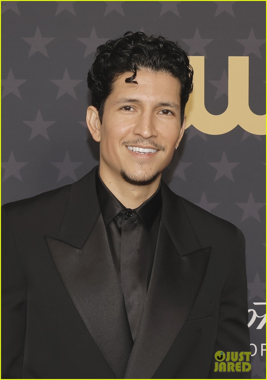 Miles Teller & Glen Powell Suit Up Sharp For Critics Choice Awards 2023 ...