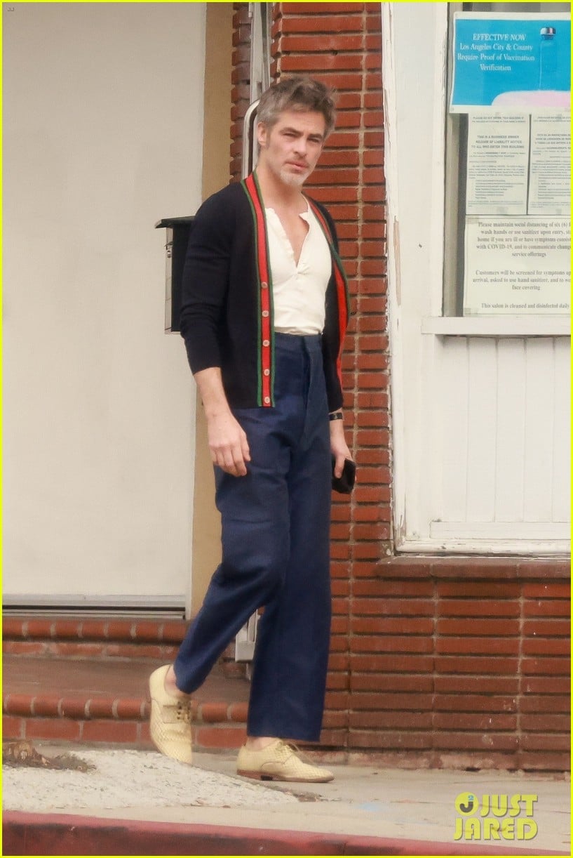 Chris Pine Shows Off His Cool Style While at Lunch with a Friend: Photo ...