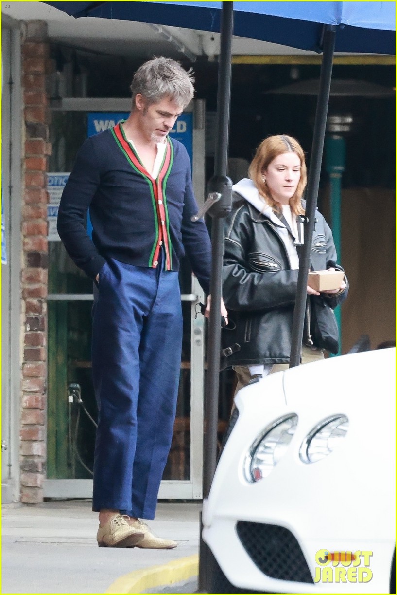 Chris Pine Shows Off His Cool Style While at Lunch with a Friend: Photo ...