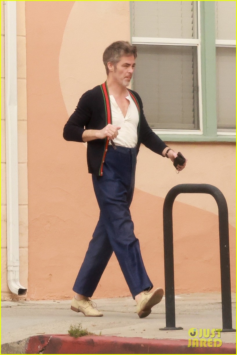 Chris Pine Shows Off His Cool Style While at Lunch with a Friend: Photo ...