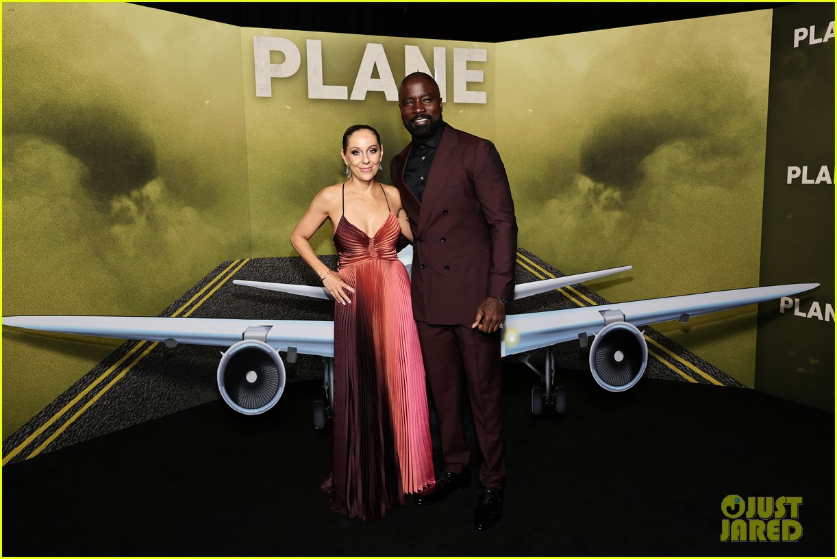 Gerard Butler & Morgan Brown Attend 'Plane' Screening: Photo 4880275 ...