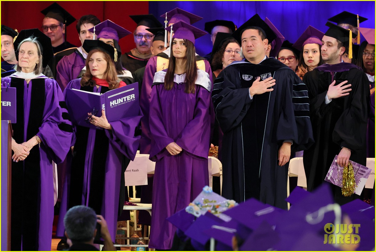 Emily Ratajkowski Delivers Hunter College Commencement Address: Photo ...