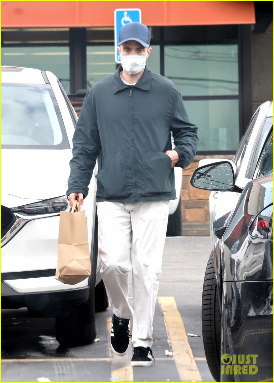Robert Pattinson Stays Safe in Face Mask While Grocery Shopping in Los ...