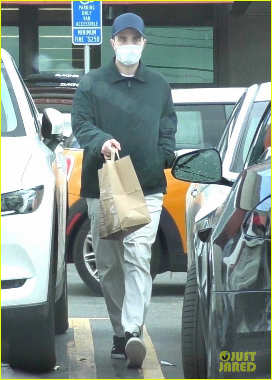 Robert Pattinson Stays Safe in Face Mask While Grocery Shopping in Los ...