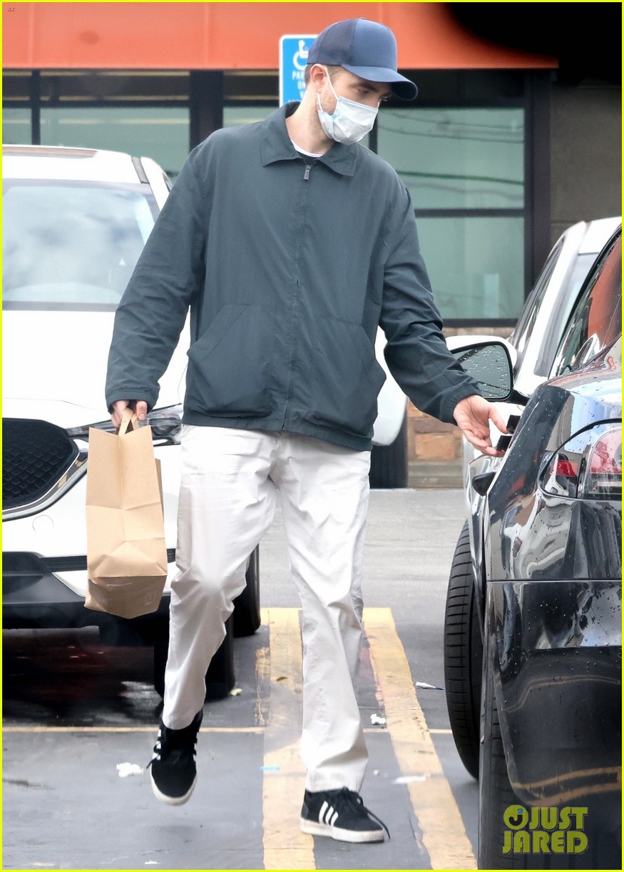 Robert Pattinson Stays Safe in Face Mask While Grocery Shopping in Los ...