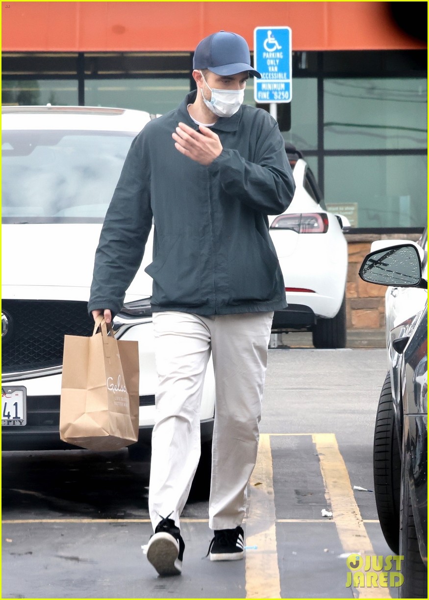 Robert Pattinson Stays Safe in Face Mask While Grocery Shopping in Los ...