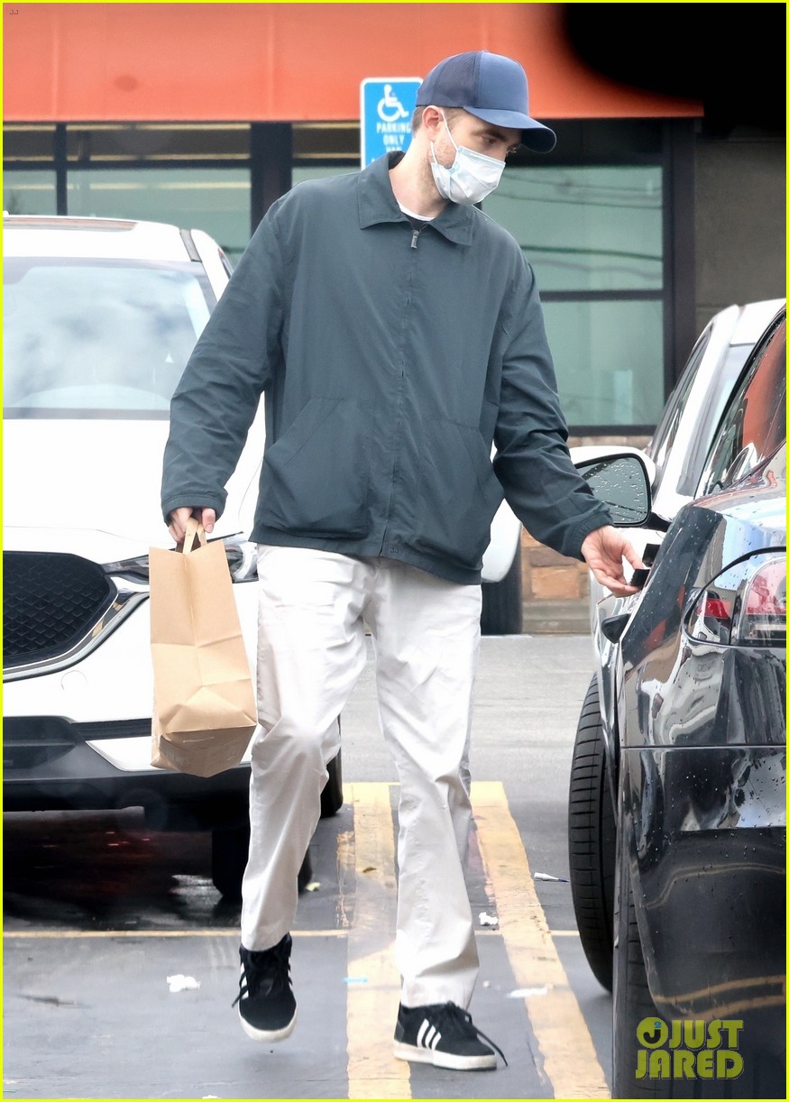 Robert Pattinson Stays Safe in Face Mask While Grocery Shopping in Los ...