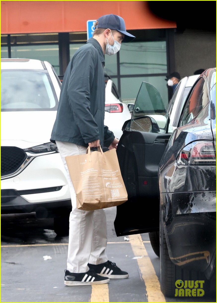 Robert Pattinson Stays Safe in Face Mask While Grocery Shopping in Los ...