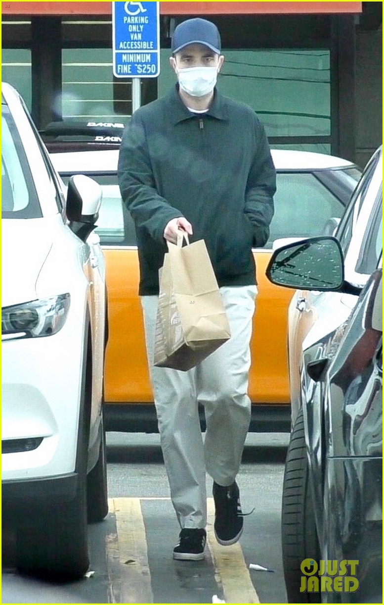 Robert Pattinson Stays Safe in Face Mask While Grocery Shopping in Los ...