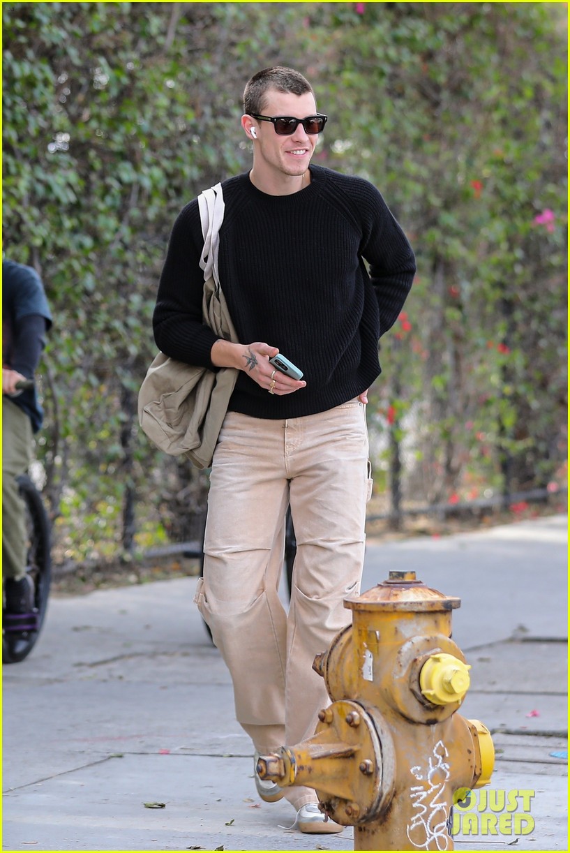 Shawn Mendes Shows Off His Chic Style While Picking Up Groceries: Photo ...