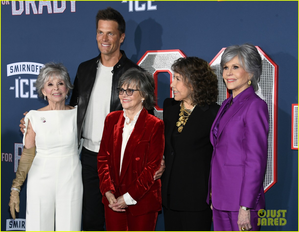 Tom Brady Towers Over Jane Fonda & Rita Moreno at '80 For Brady ...