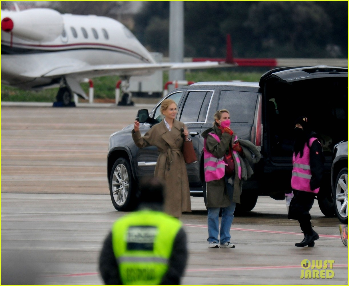 Nicole Kidman & Zoe Saldana Film Scenes for 'Lioness' at Airport in ...