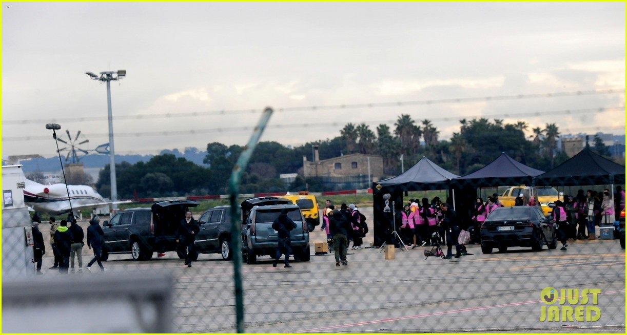 Nicole Kidman & Zoe Saldana Film Scenes for 'Lioness' at Airport in ...