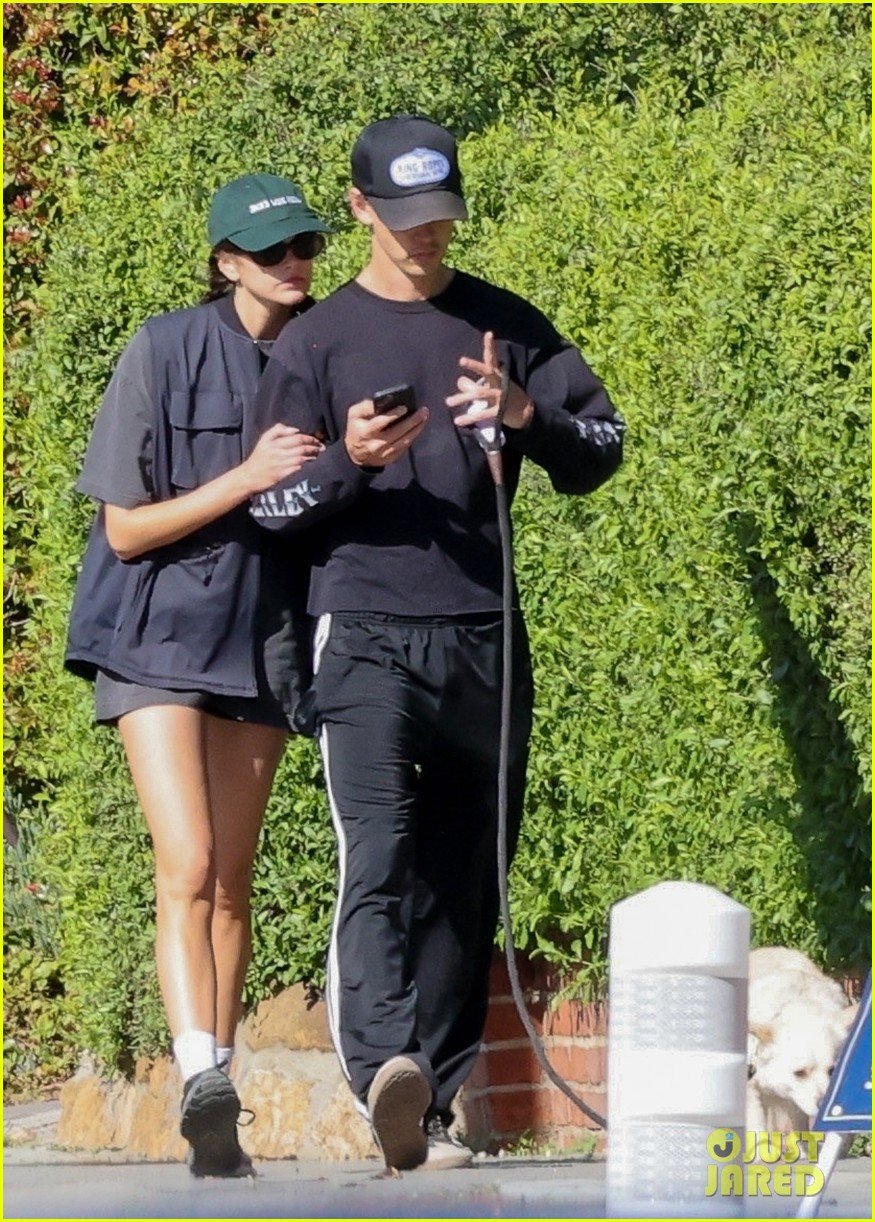 Photo: austin butler kaia gerber dog walk 18 | Photo 4892598 | Just ...