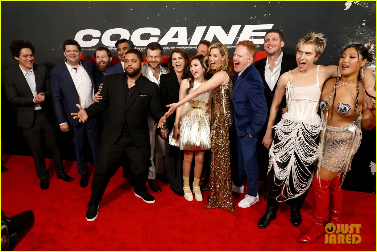 Elizabeth Banks & O'Shea Jackson Jr. Share a Hug at 'Cocaine Bear' Premiere: Photo 4897651 ...