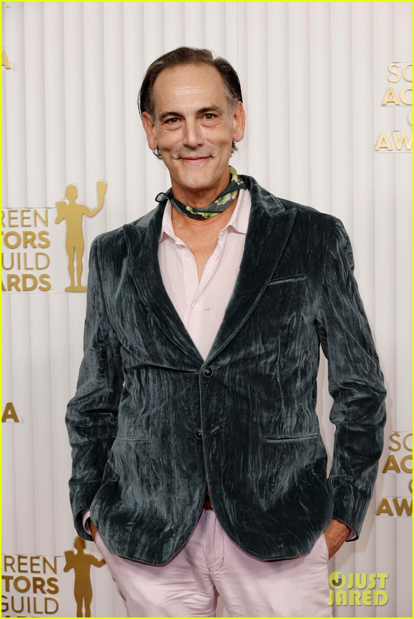 Jason Bateman Joins 'Ozark' Co-Stars Laura Linney & Julia Garner at SAG ...