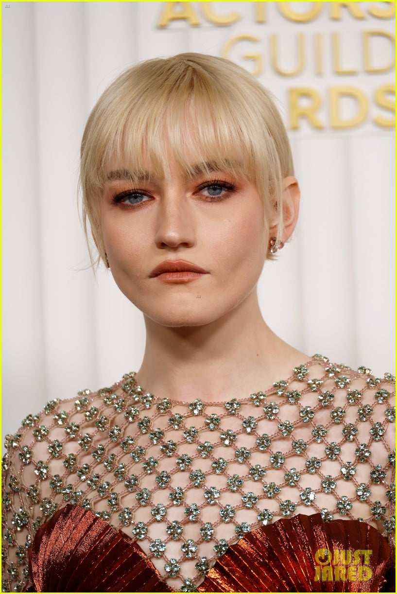 Jason Bateman Joins 'Ozark' Co-Stars Laura Linney & Julia Garner at SAG ...