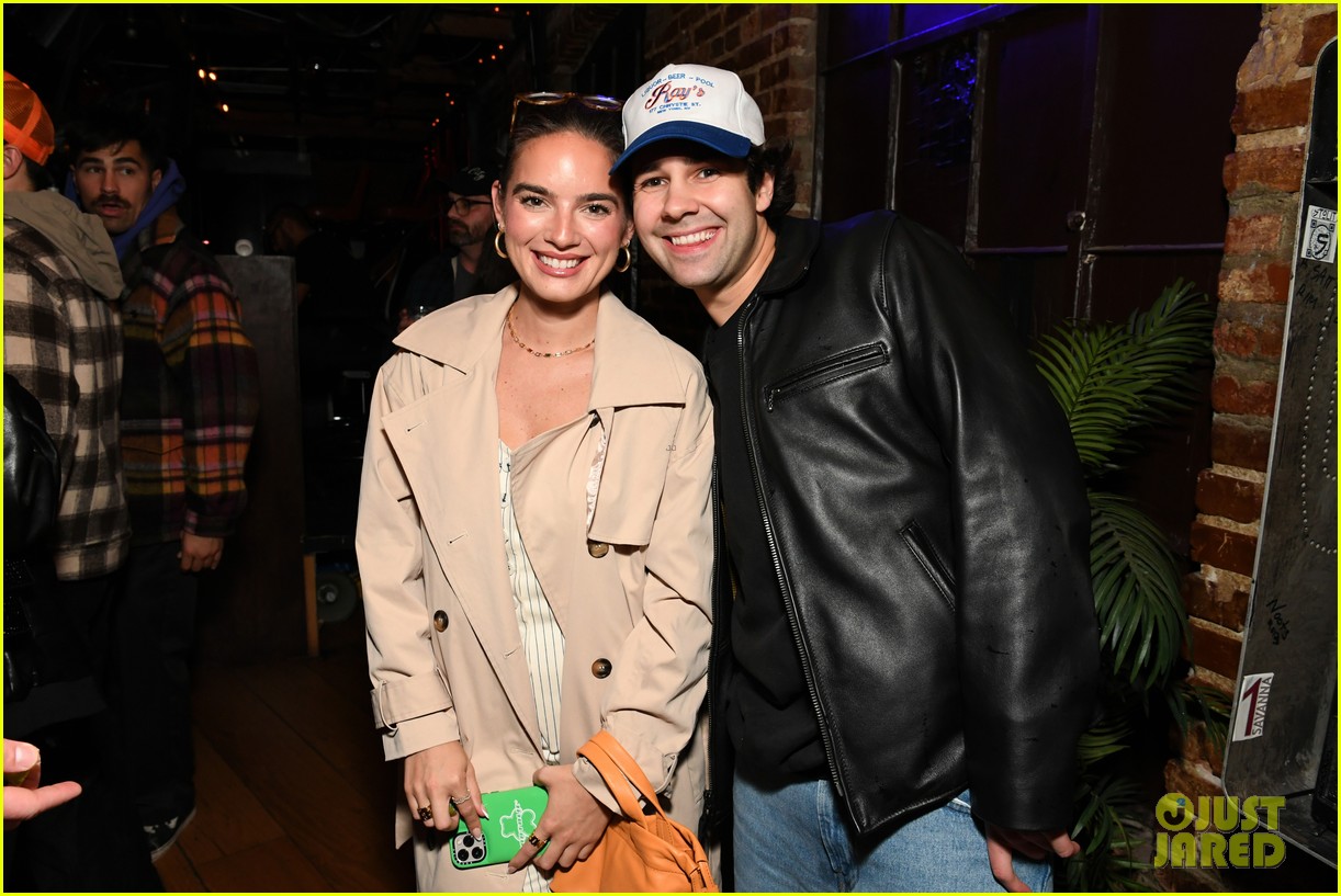 Elle Fanning & Chrissy Teigen Chow Down on Chain's Stabby Meal: Photo ...