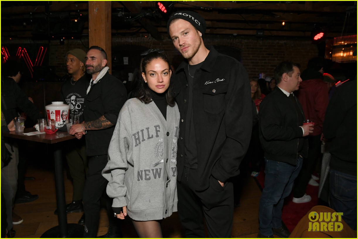 Elle Fanning & Chrissy Teigen Chow Down on Chain's Stabby Meal: Photo ...