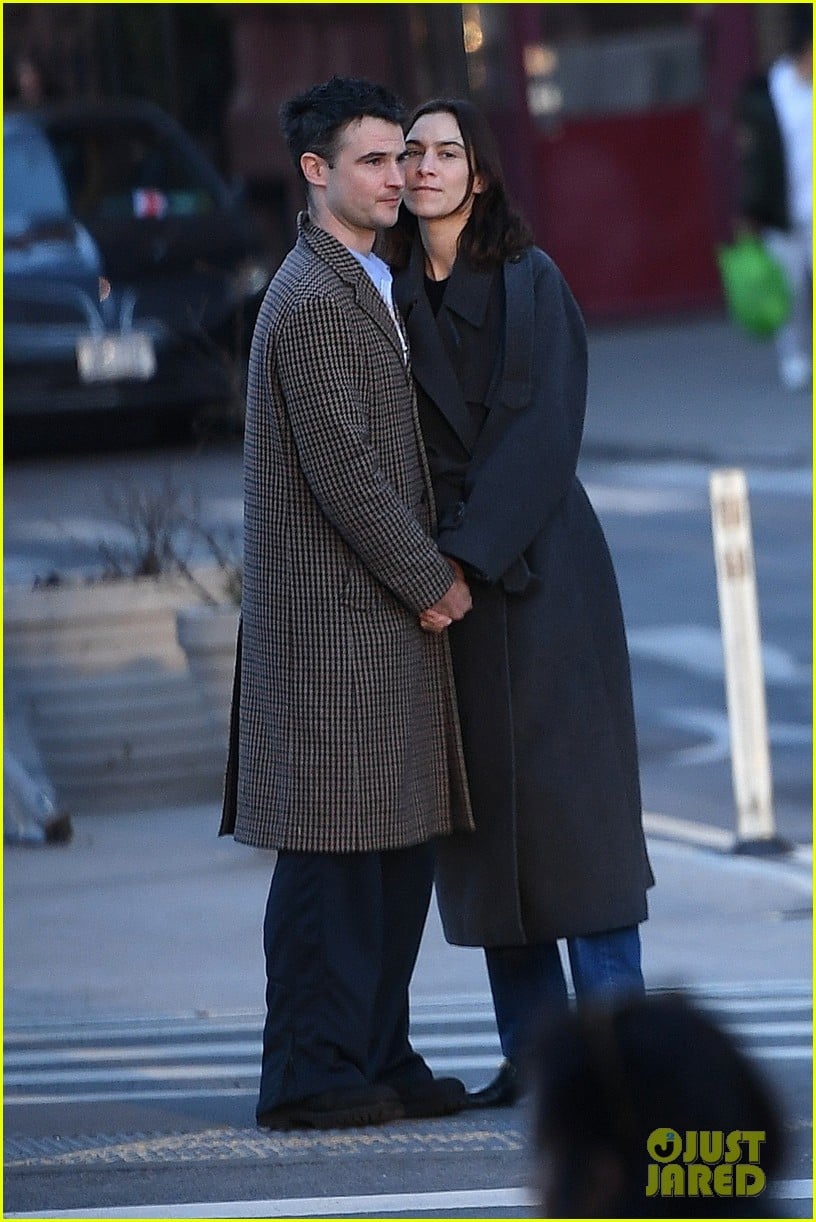 Tom Sturridge Gets a Kiss on the Cheek from Girlfriend Alexa Chung ...