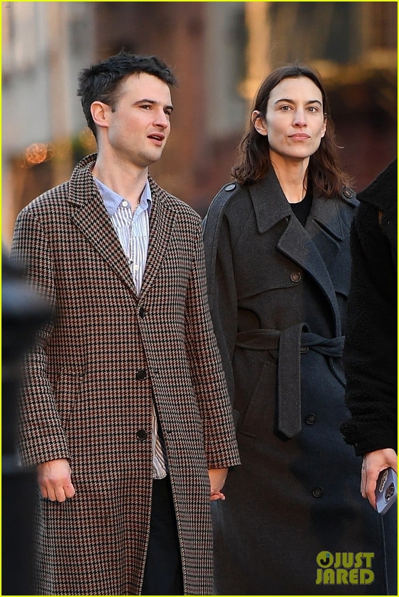 Tom Sturridge Gets a Kiss on the Cheek from Girlfriend Alexa Chung ...