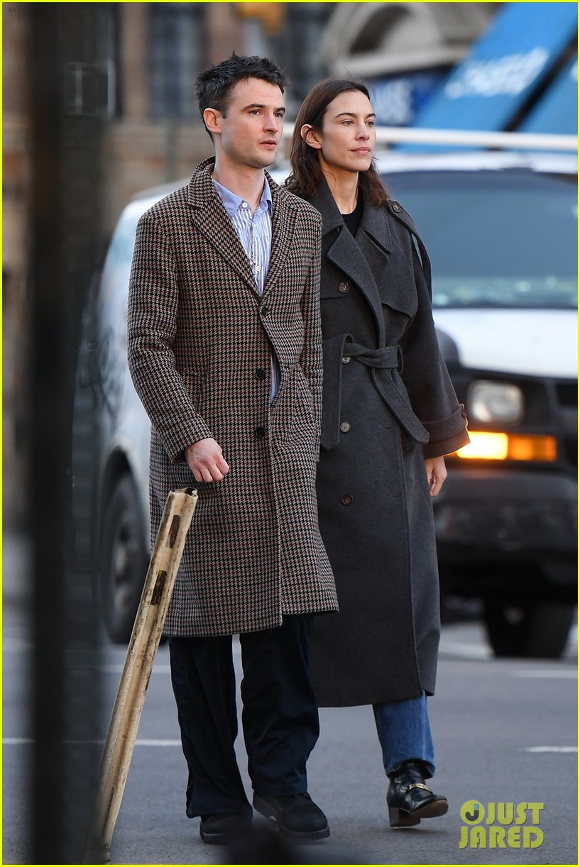 Tom Sturridge Gets a Kiss on the Cheek from Girlfriend Alexa Chung During NYC Outing: Photo ...