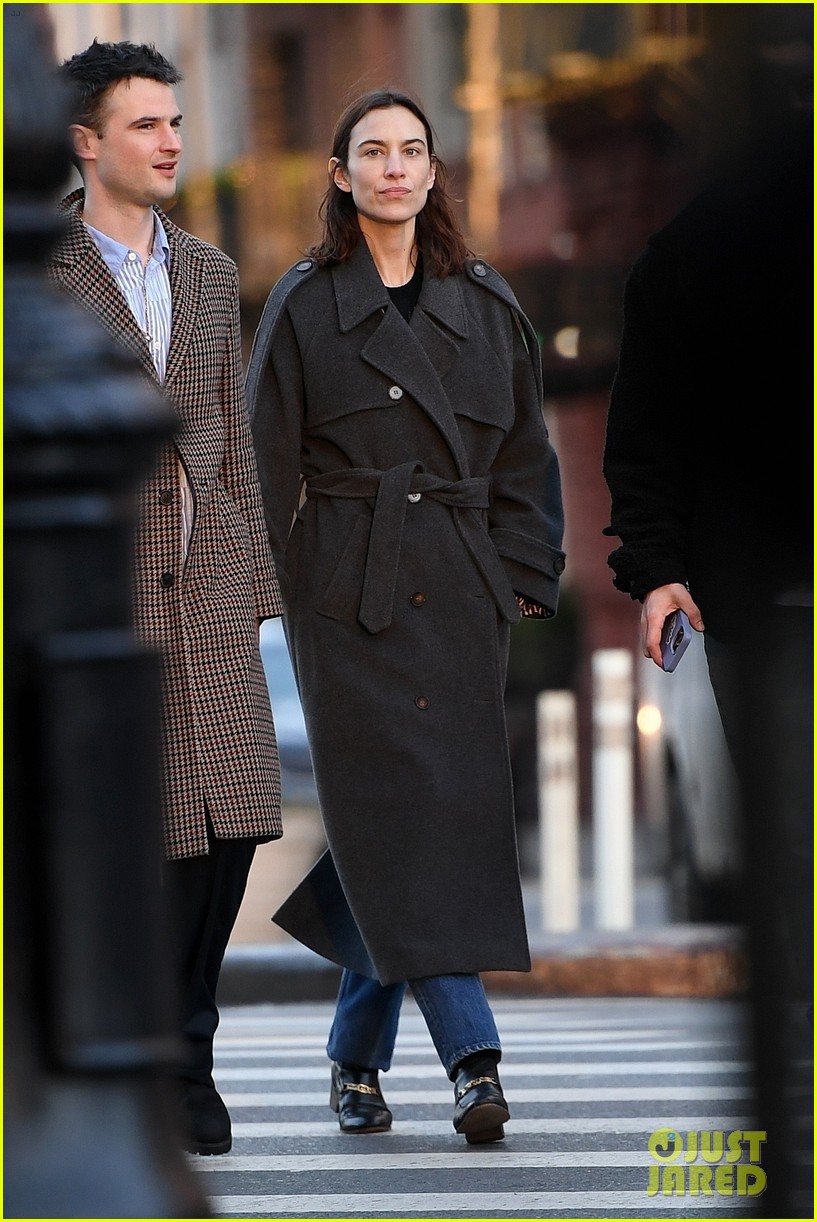 Tom Sturridge Gets a Kiss on the Cheek from Girlfriend Alexa Chung ...