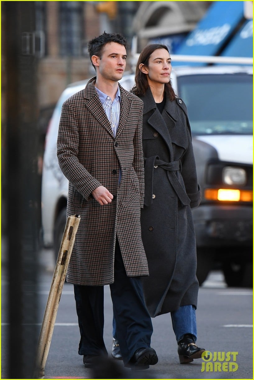 Tom Sturridge Gets a Kiss on the Cheek from Girlfriend Alexa Chung ...