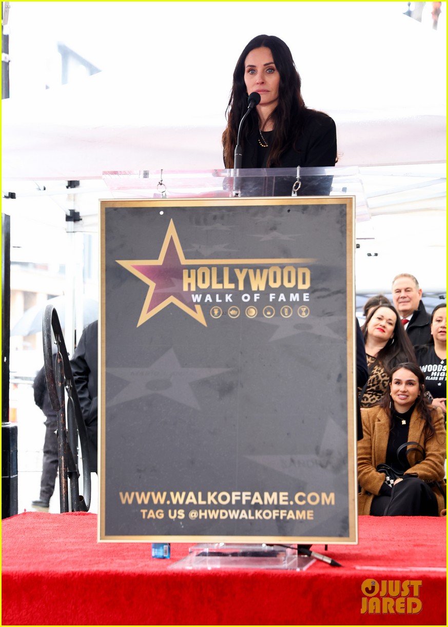 Jennifer Aniston & Lisa Kudrow Reflect On Their Friendship With ...