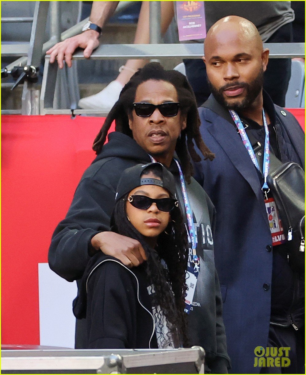 Jay-Z Arrives at Super Bowl 2023 with Daughter Blue Ivy Carter: Photo ...