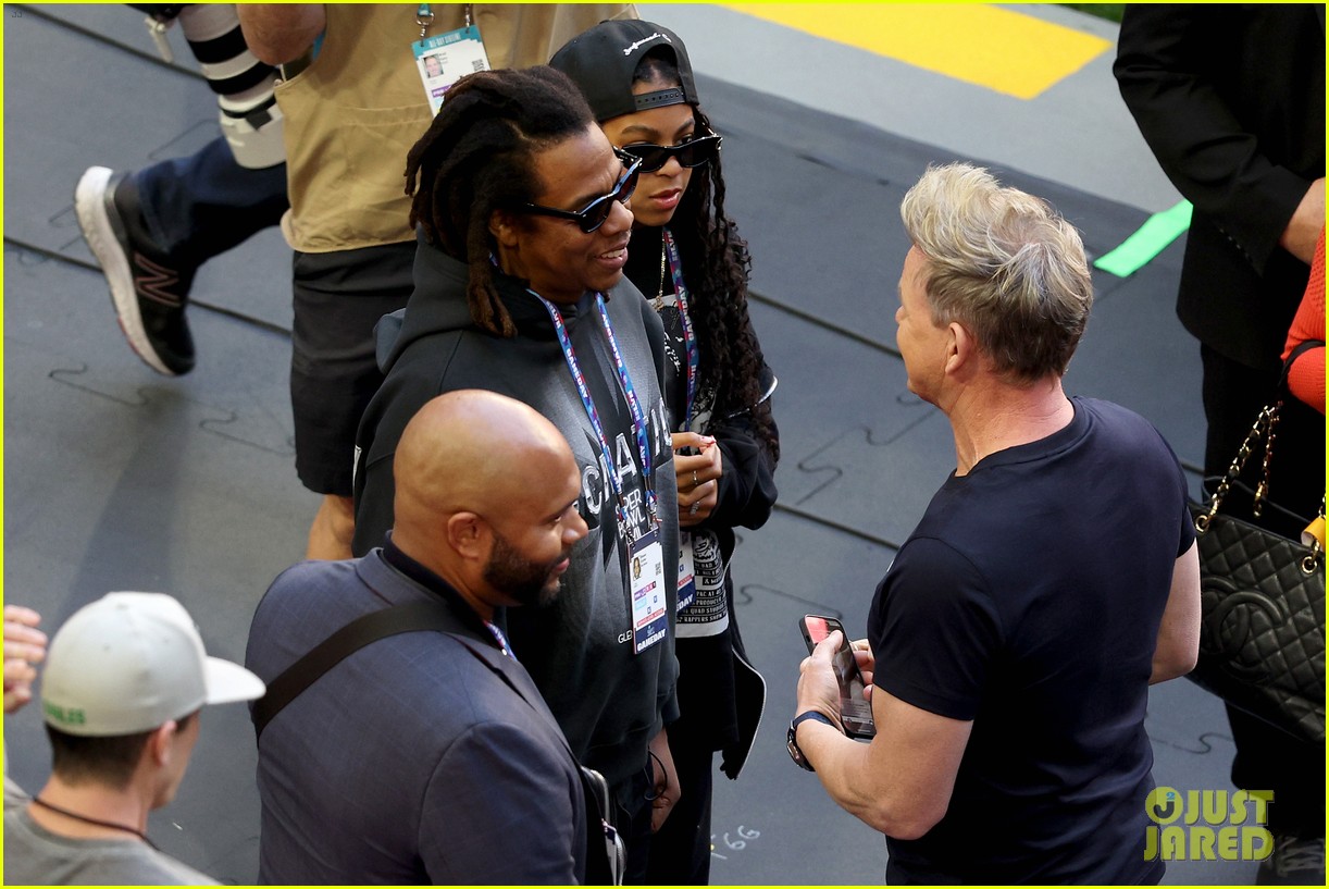 Jay-Z Arrives at Super Bowl 2023 with Daughter Blue Ivy Carter: Photo ...