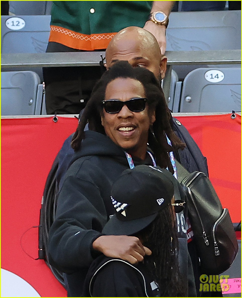 Jay-Z Arrives at Super Bowl 2023 with Daughter Blue Ivy Carter: Photo ...