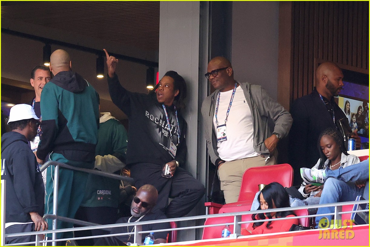 Jay-Z Arrives at Super Bowl 2023 with Daughter Blue Ivy Carter: Photo ...