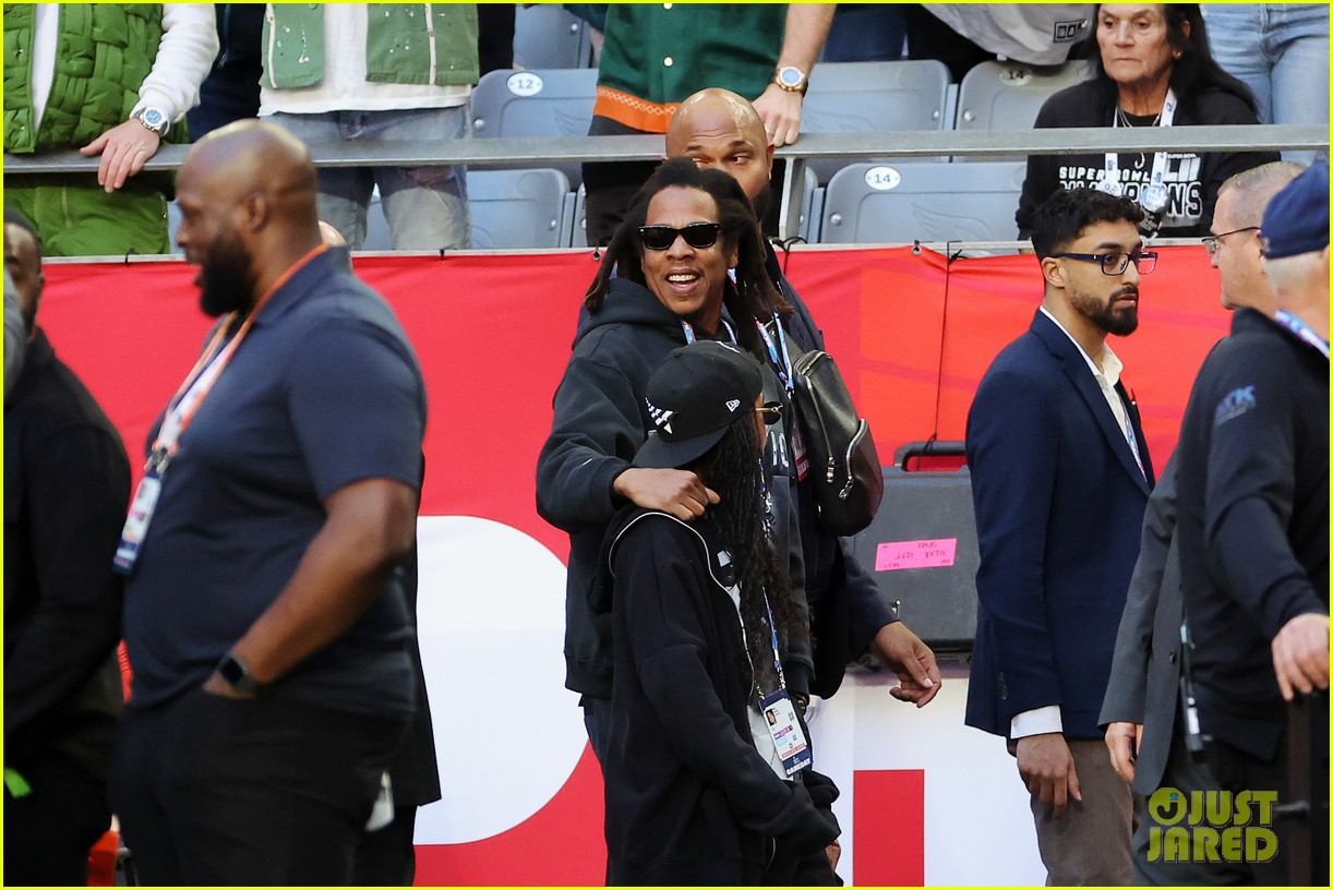 Jay-Z Arrives at Super Bowl 2023 with Daughter Blue Ivy Carter: Photo ...