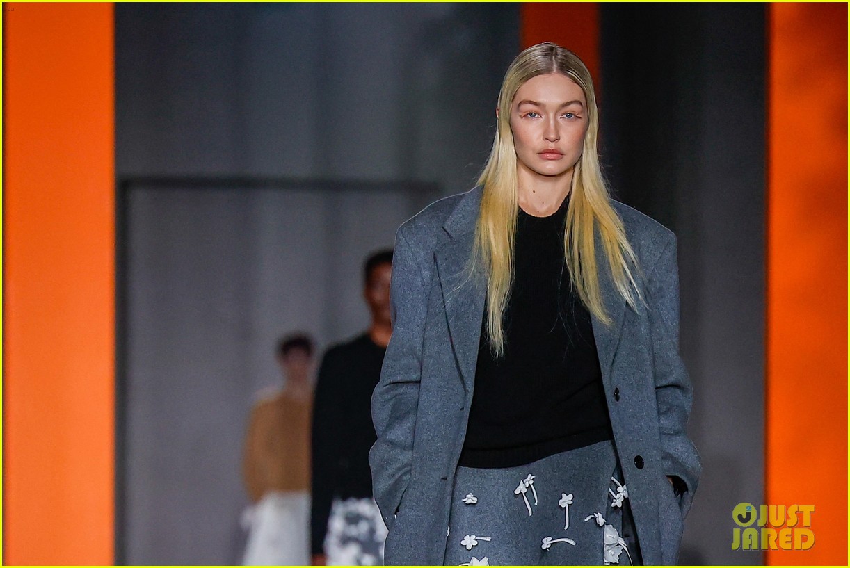 BFFs Kendall Jenner & Gigi Hadid Walk in Prada Show in Milan!: Photo ...