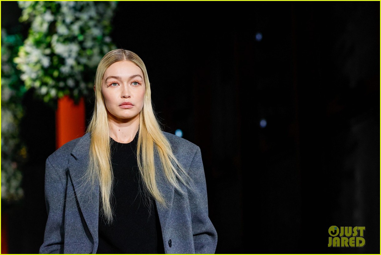 BFFs Kendall Jenner & Gigi Hadid Walk in Prada Show in Milan!: Photo ...