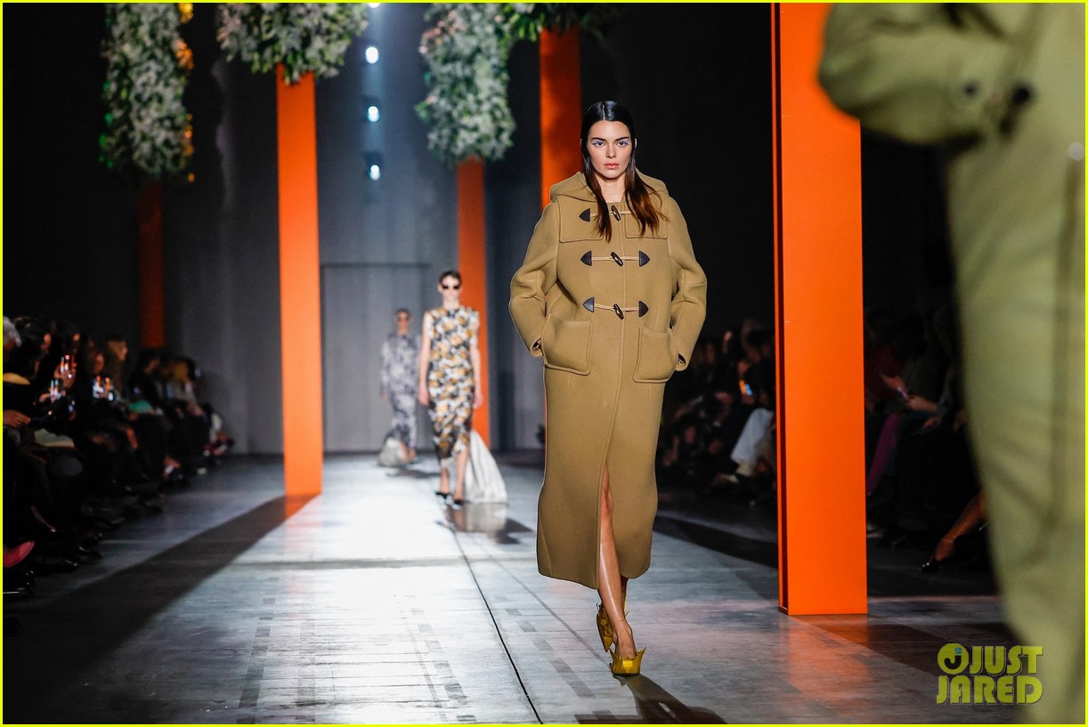 BFFs Kendall Jenner & Gigi Hadid Walk in Prada Show in Milan!: Photo ...