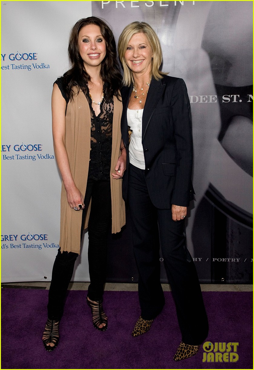 Olivia Newton-John's Daughter Chloe Lattanzi Shares Her Mother's Final ...