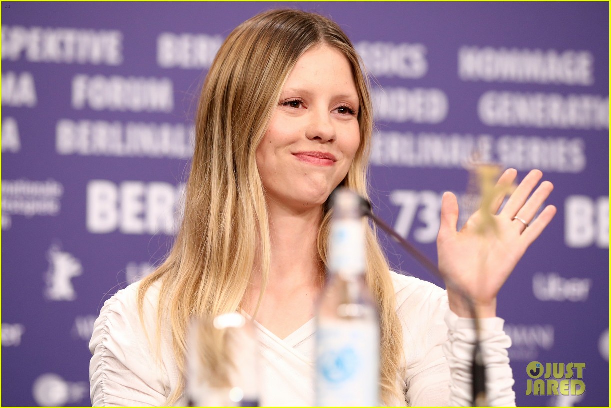 Alexander Skarsgard Twirls Around & Lies Face Flat on Red Carpet At ...